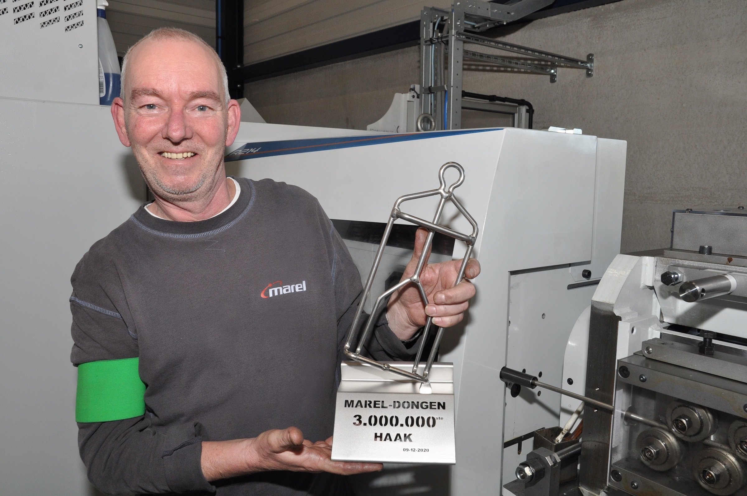 Marel manufactures 3,000,000th poultry shackle | Marel