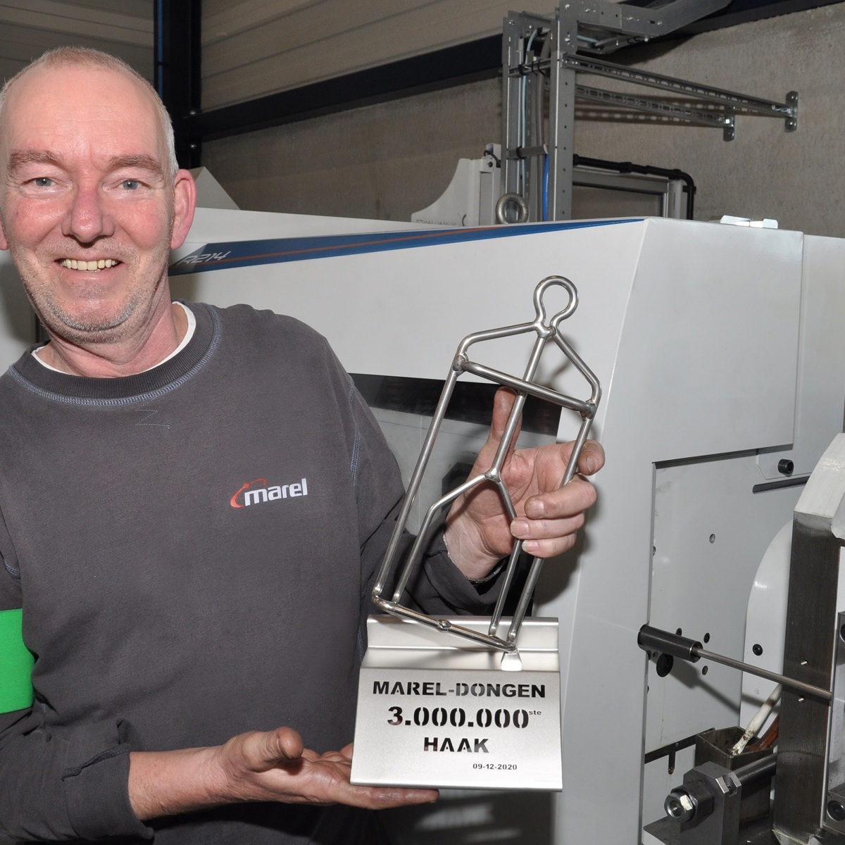 Marel manufactures 3,000,000th poultry shackle | Marel