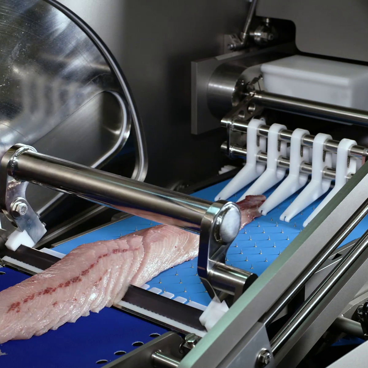 Slicing in seafood processing | Marel